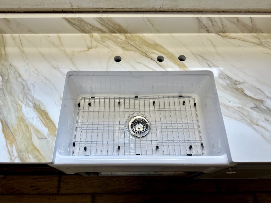 Granite Countertops GMQ Tops - Magnifico Gold Quartz